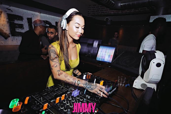 Politie jaagt op man die vrouwelijke dj April Grey uit Rotterdam ...