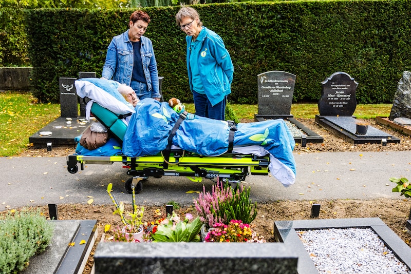 Chris (86) zat drie keer per dag bij het graf van zijn vrouw Riet ...