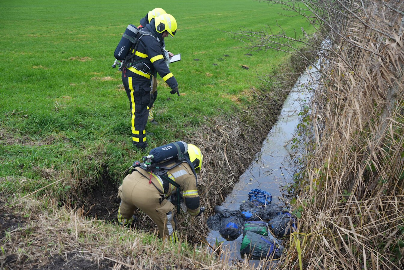 Ongediertebestrijder vindt jerrycans met onbekende vloeistof in sloot ...