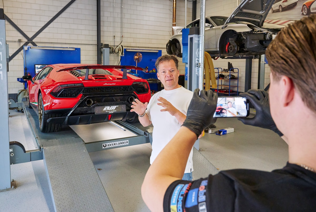 YouTube-ster in Uden: John van der Rijt pronkt met luxe wagens én ...