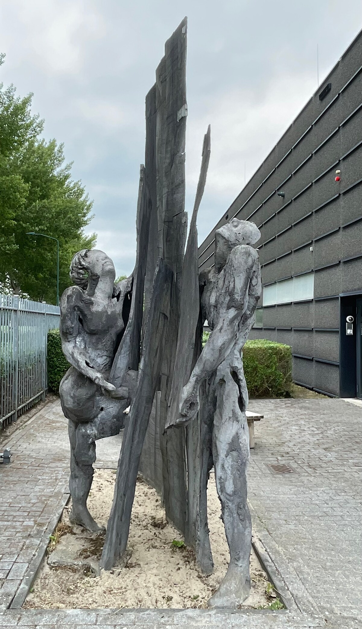 Kunstwerk ‘Samen onderweg’ nog niet naar rotonde, aannemer twijfelt of ...