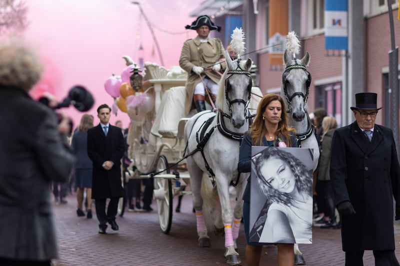 Vader over vrouw die zijn dochter op beestachtige wijze met 88 ...