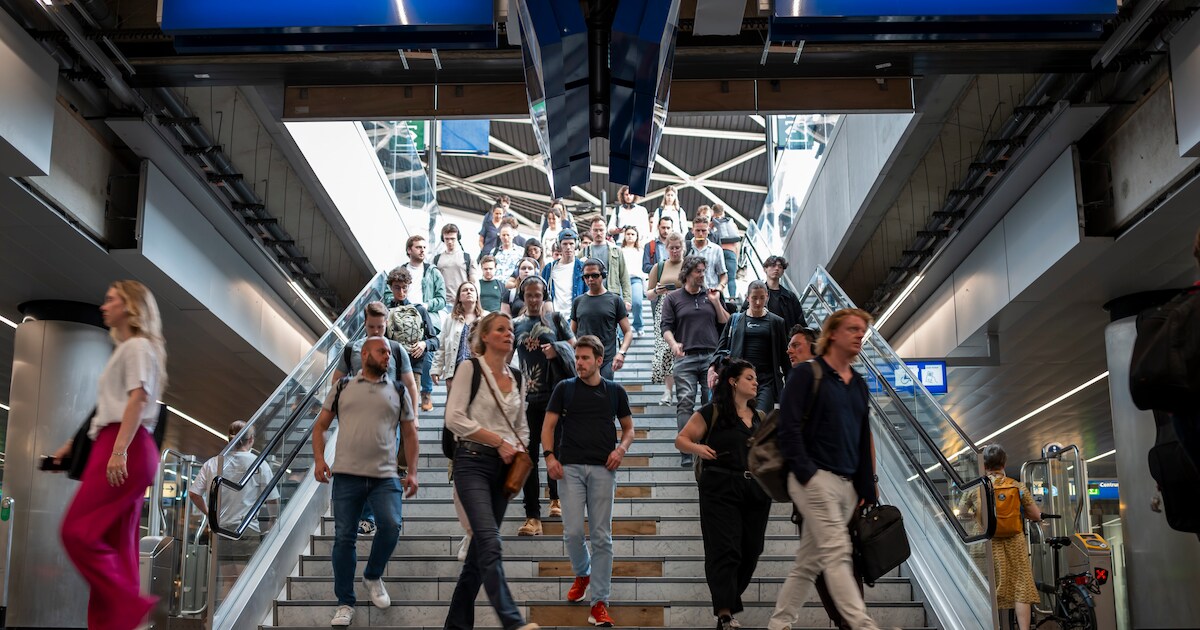 Spuug van de Poolse komt zelfs in de mond van de NS-medewerker terecht ...