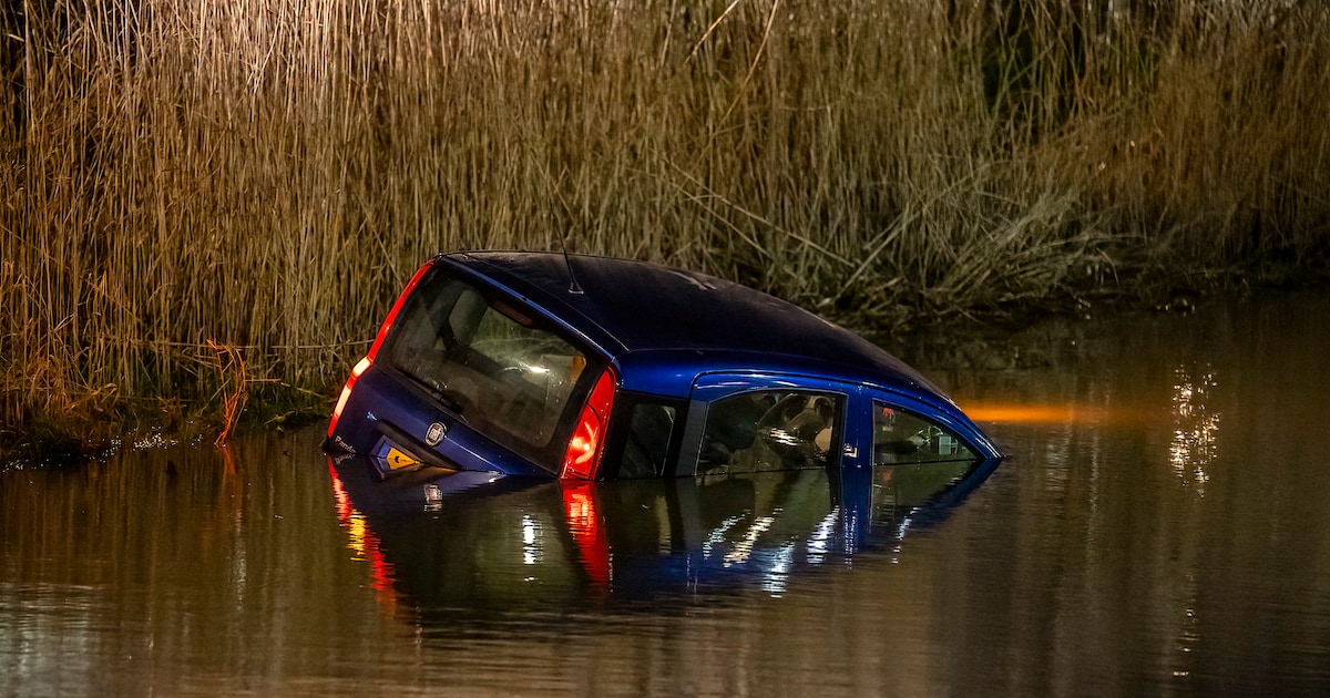 Automobilist raakt macht over stuur kwijt en belandt in water in Tilburgse wijk | Tilburg e.o ...