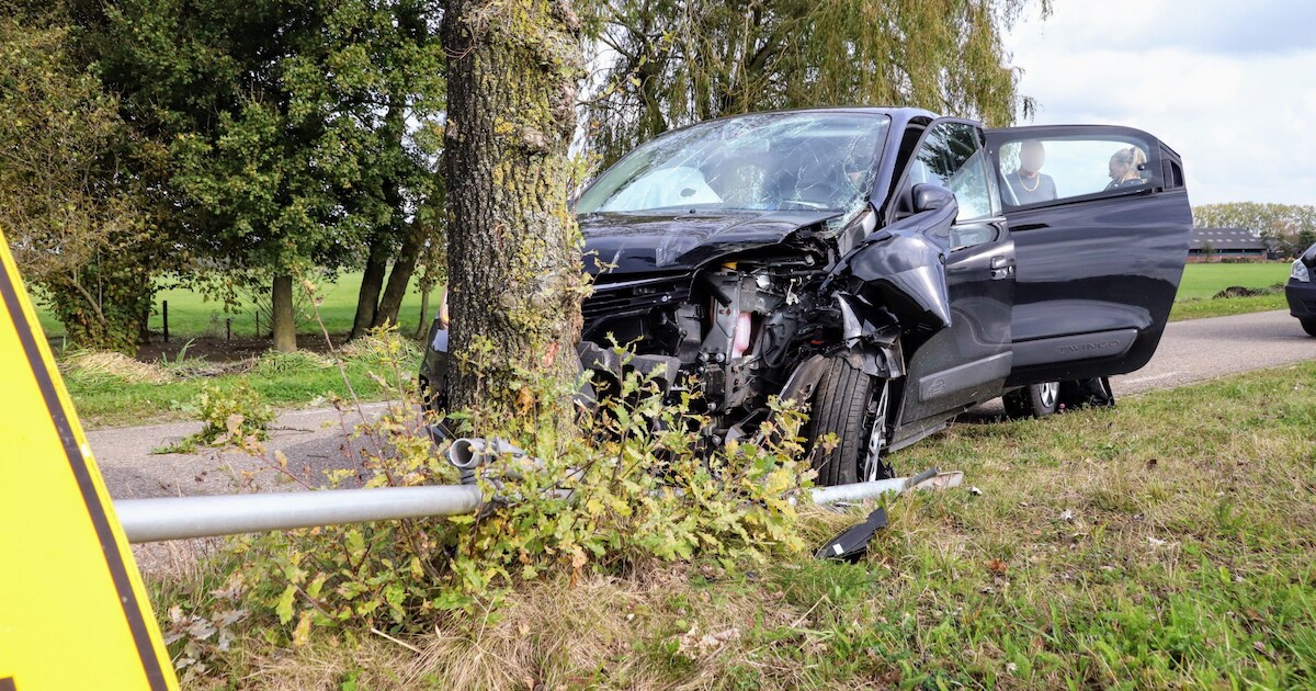 Automobilist raakt van de N327 bij Acquoy en botst tegen boom | 112 nieuws West Betuwe | BD.nl