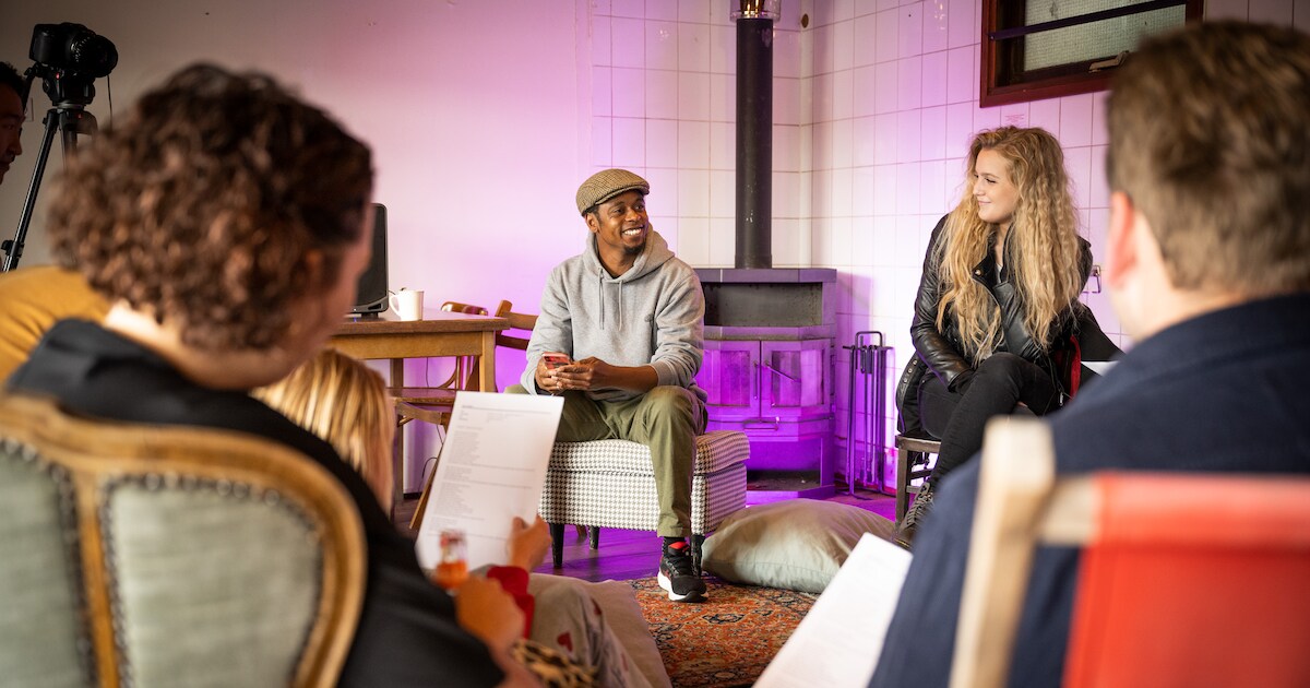 ‘Alleen In De Pauze’: rapper Typhoon doorbreekt met nieuwe single taboe ...