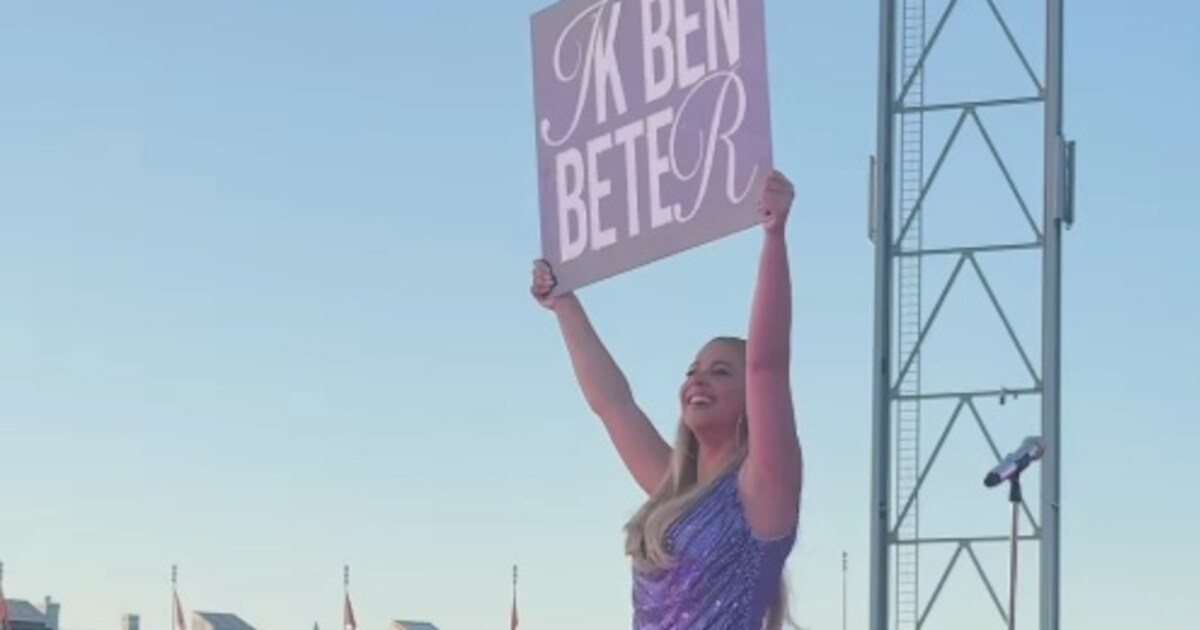 Emma Heesters houdt bord omhoog tijdens optreden Amsterdamse Zomer: 'Ik ...
