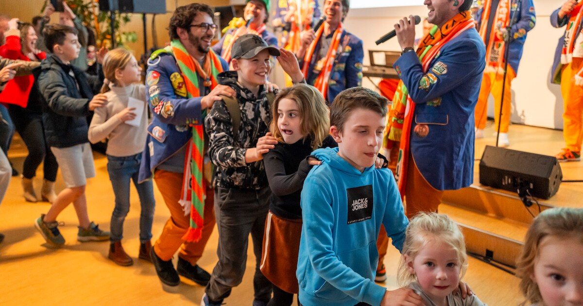 Springende kinderen en verpleegkundigen in polonaise: nieuwe ...