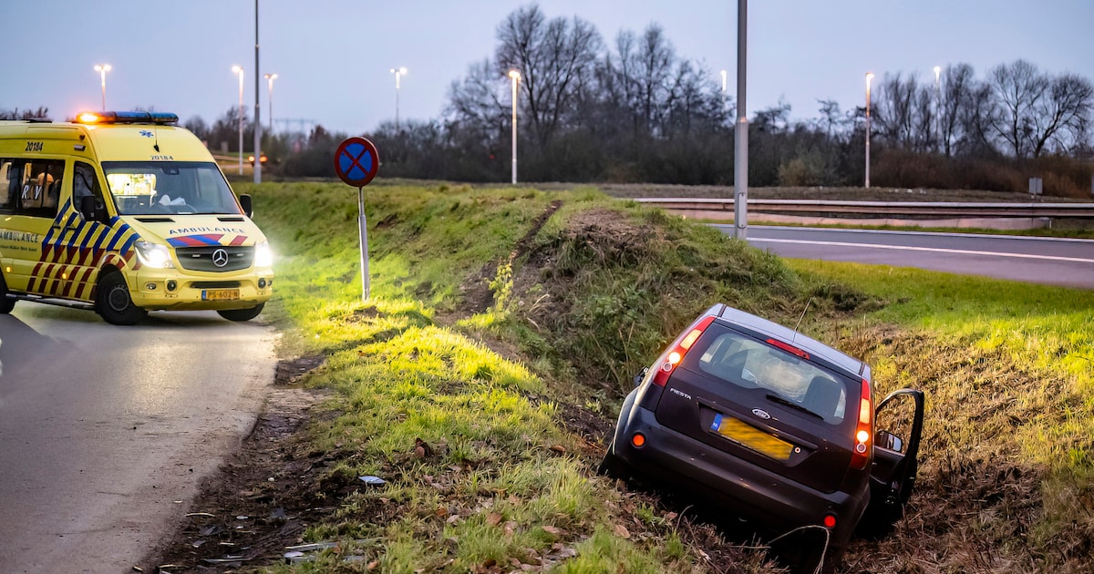 Auto belandt in greppel bij botsing in Berkel-Enschot | Regio | BD.nl