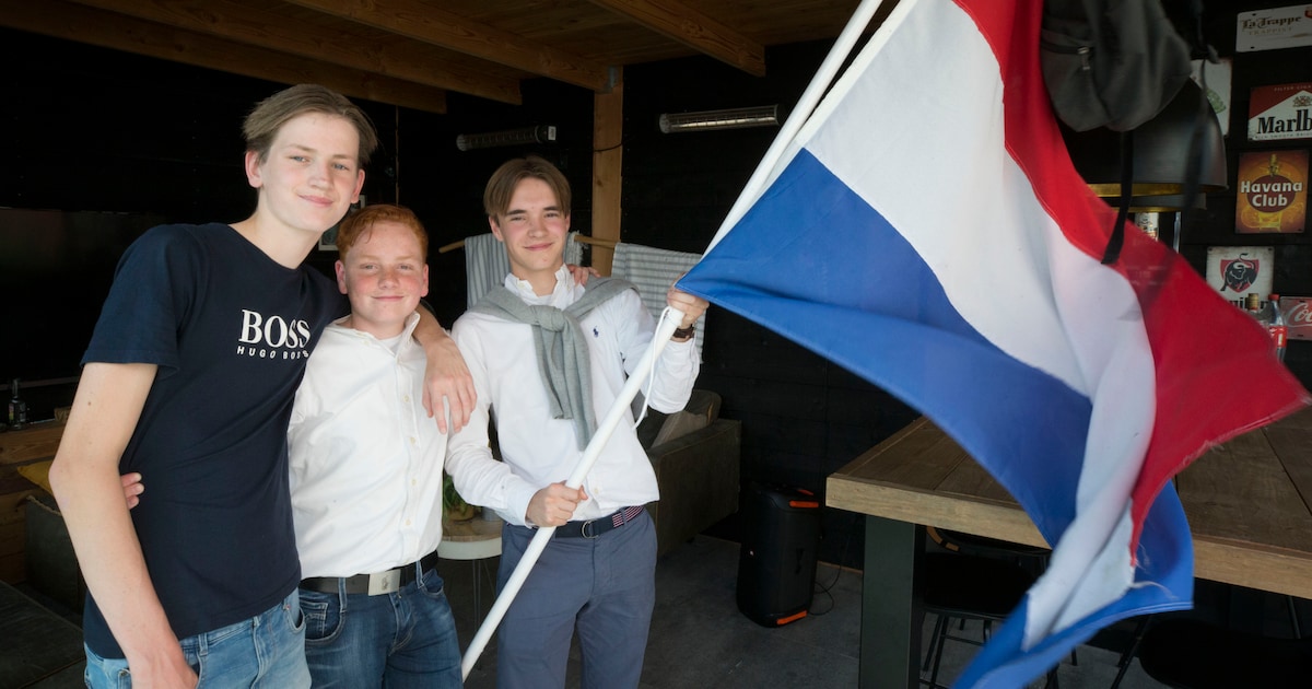 Beste vrienden loodsen Merijn (16) door spannende dag: examenuitslagen ...