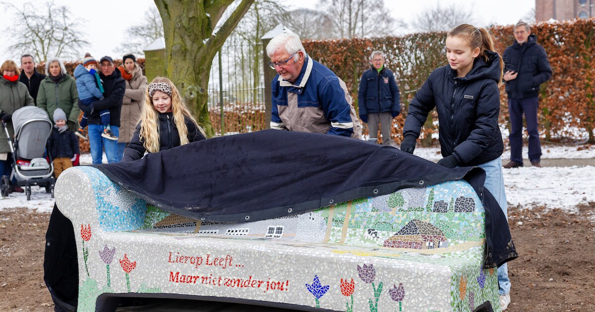 Social sofa en jarig Lierop Leeft verbinden jong en oud in het dorp ...