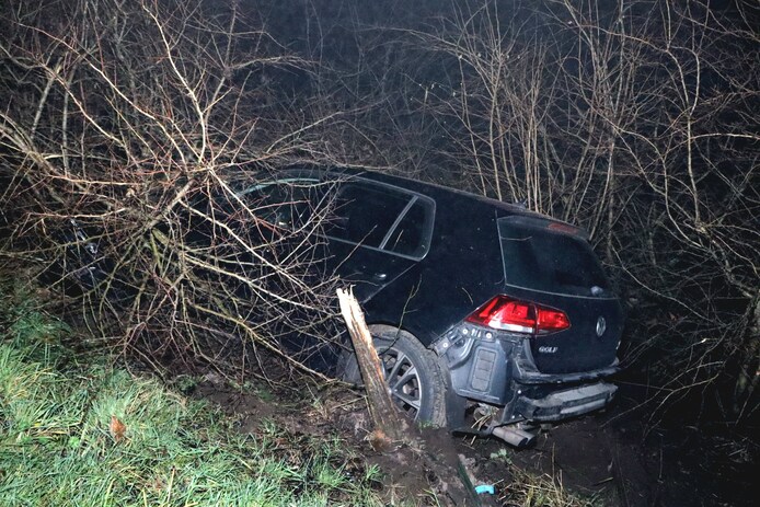 Auto raakt van de weg en belandt in struiken van talud in Kaatsheuvel ...