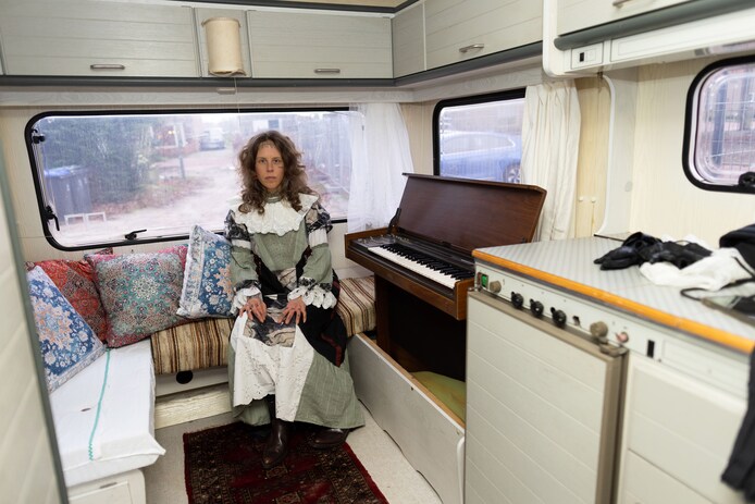 Stephanie (37) bouwde caravan om voor wereldreis, maar die werd ...