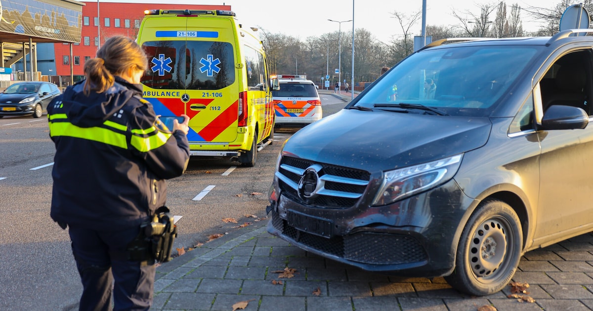 Bestuurder van busje ziet scooterrijdster over het hoofd en komt in ...