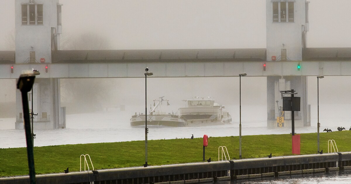 Gestreken stuw bij Lith levert bijzonder beeld op: ‘Vaart dat schip nou ...