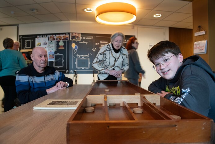Marijn (14) doet spelletjes en kletst met ouderen met dementie: ‘Hij is ...