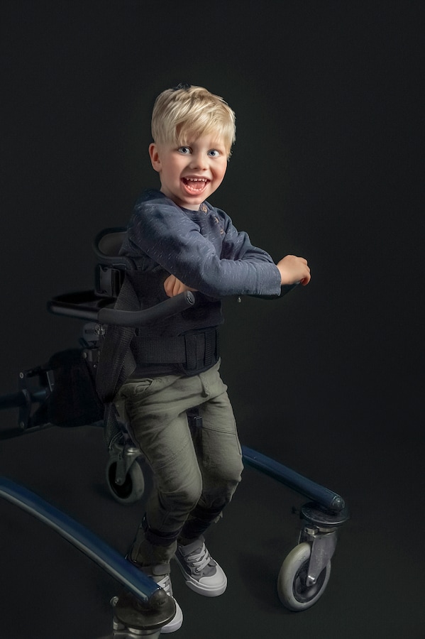 Bijzondere fotoserie van kinderen met hulpmiddelen: ‘In het zwembad zaten ze haar aan te gapen ...