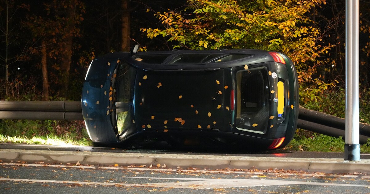 Auto belandt op zijkant in Rijen, weg naar Oosterhout korte tijd ...