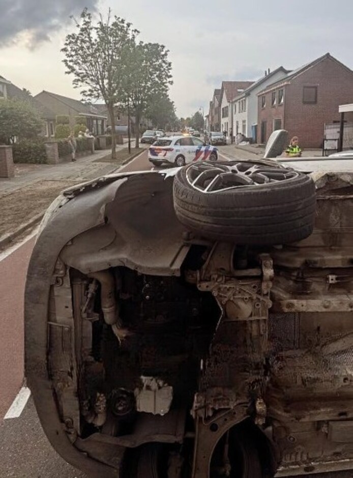 Man valt in slaap achter het stuur en botst op auto’s van eigen gezinsleden | Brabant | bd.nl