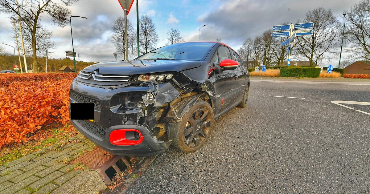 Ongeval op rotonde tussen Westerhoven en Bergeijk zorgt voor flinke schade aan auto’s | Brabant ...
