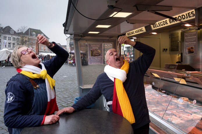 De viskraam van Carlo (59) en zus Margot (55) verdwijnt op de Markt met ...