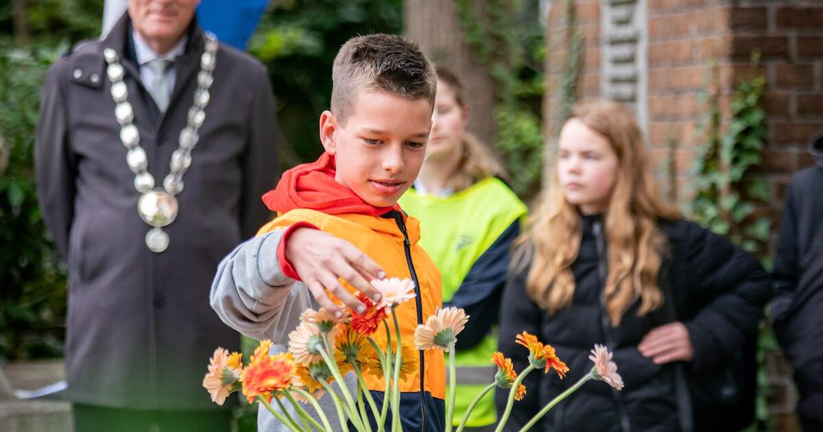 Leerlingen leggen bloemen bij ‘De Poort der Zuchten’ | Regio | BD.nl