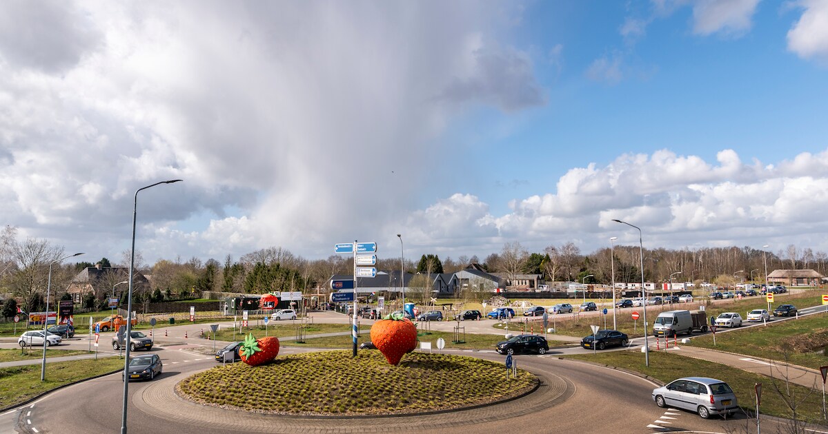 Nieuw asfalt voor ‘aardbeirotonde’ Uden, afrit A50 weekend afgesloten ...