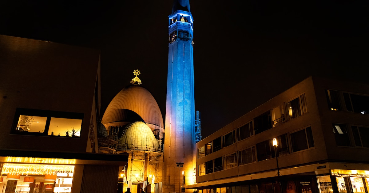 Ook blikvanger Sint Jan in Waalwijk baadt voortaan in een zee van blauw ...