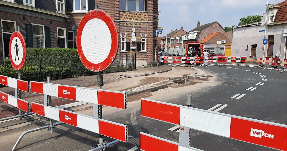Kruising in Tilburg afgesloten na noodweer: wegdek en fietspad staan ...