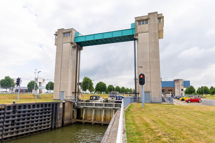 Sluis Lith en Heerewaarden dicht: kans op kortsluiting door lekkend dak ...