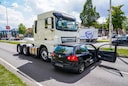 Auto tientallen meters mee geschoven door vrachtwagen bij ongeluk in ...