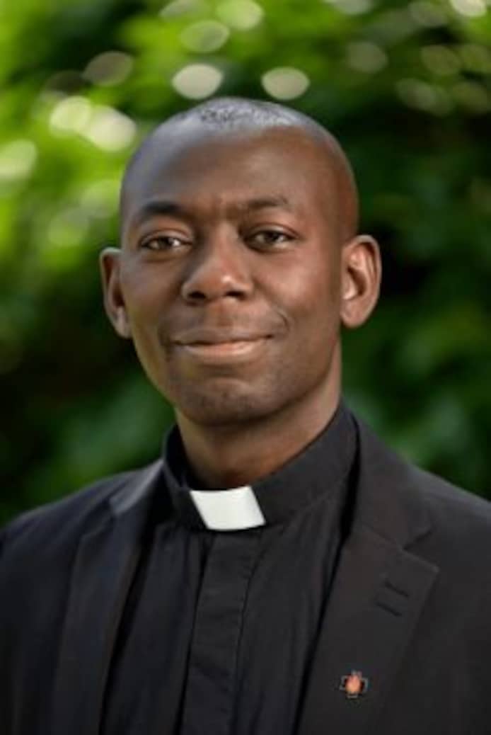 Nigeriaanse pater John neemt rol over van vertrokken pastoor René Aarden | Oss | bd.nl