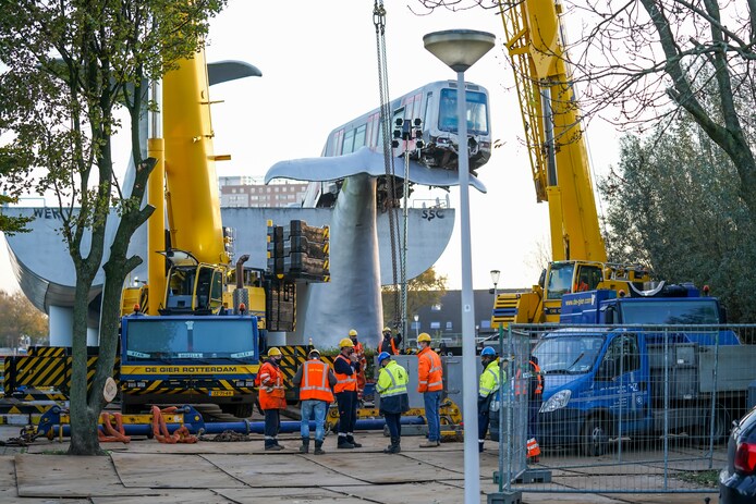 Experts voorzichtig aan de slag om ‘vliegende metro’ van walvisstaart ...