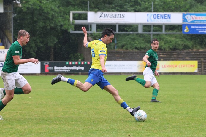 Mitchell (29) weet zich na emotioneel zware week met DESK te plaatsen ...