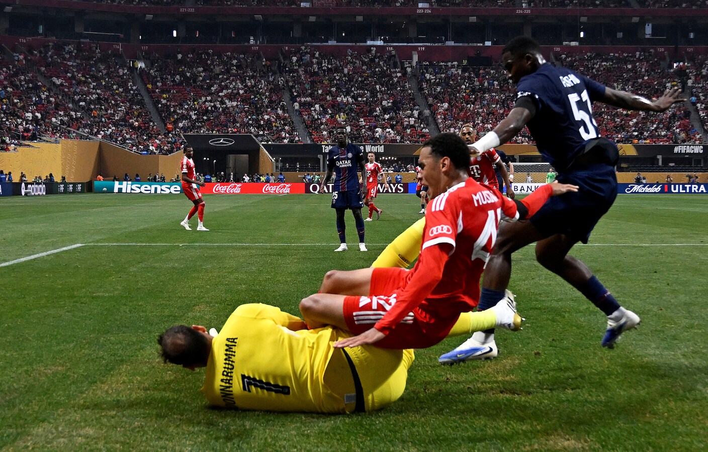 Verslagenheid bij Bayern na zware blessure Musiala, PSG-keeper moet het ...