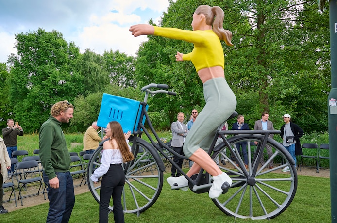 Bekende kunstenaar Florentijn brengt vreugde langs snelfietspad Veghel ...