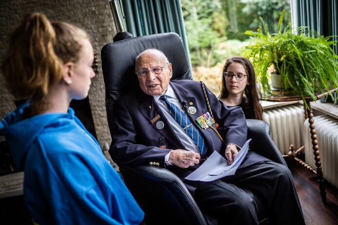 Oorlogsheld Max Wolff (1926-2025) wist bij alle eerbetoon ook beter ...