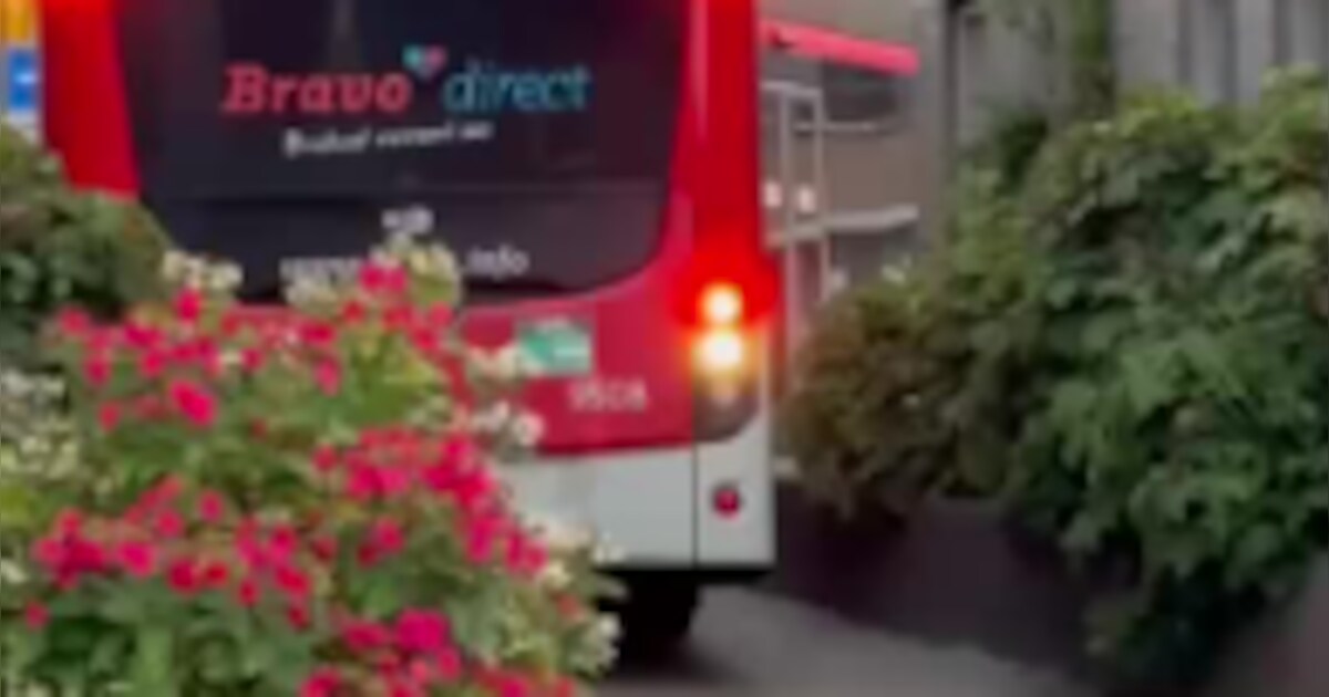 Stadsbus rijdt zichzelf klem en raakt muurtje in Eindhoven | Eindhoven ...