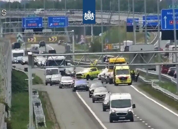 Ongeval op A2 bij Eindhoven, in beide richtingen file tussen De Hogt en Batadorp | Eindhoven | bd.nl