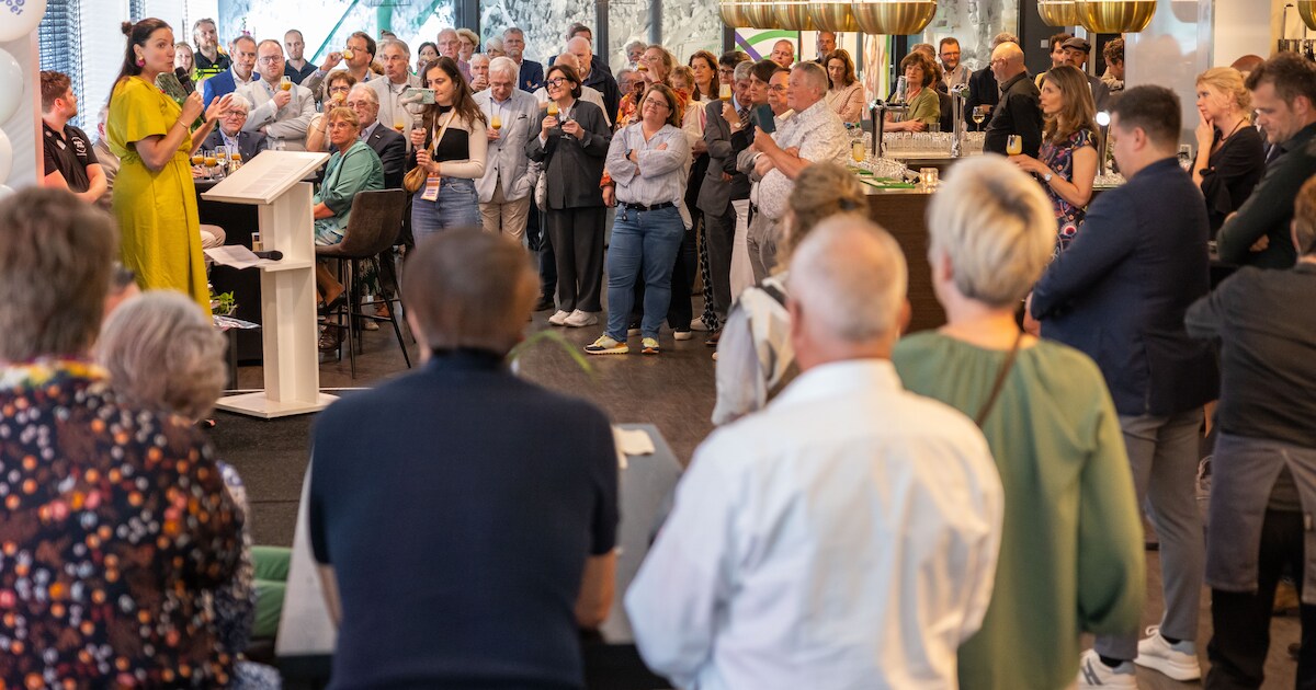 ‘Behoorlijk druk’ bij afscheid Van Aart op vreemde bodem na ‘zeven ...