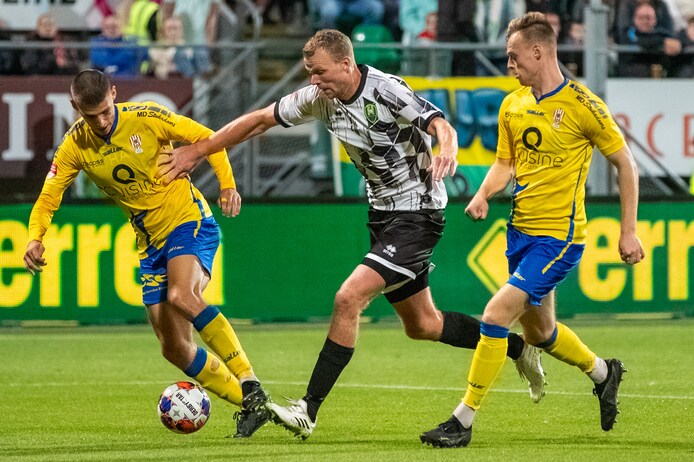 TOP Oss verlengt contract trio en neemt afscheid van assistent-trainer ...