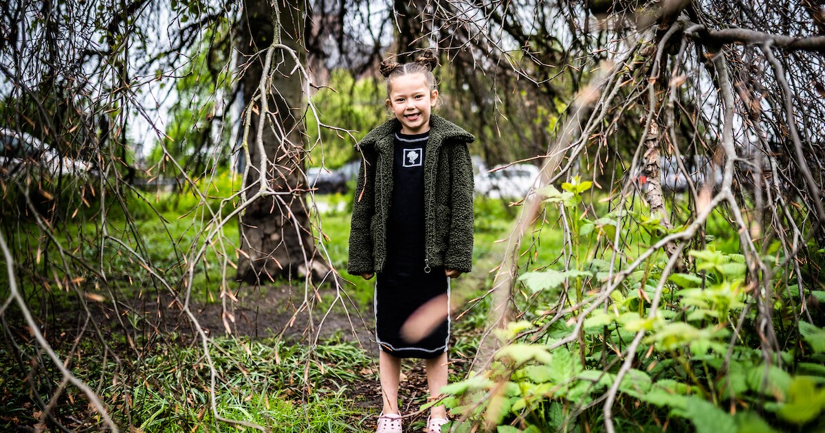 Mila (5) zamelt spullen in voor dakloze John: ‘Hij gaf haar een dikke knuffel’ | Binnenland | bd.nl