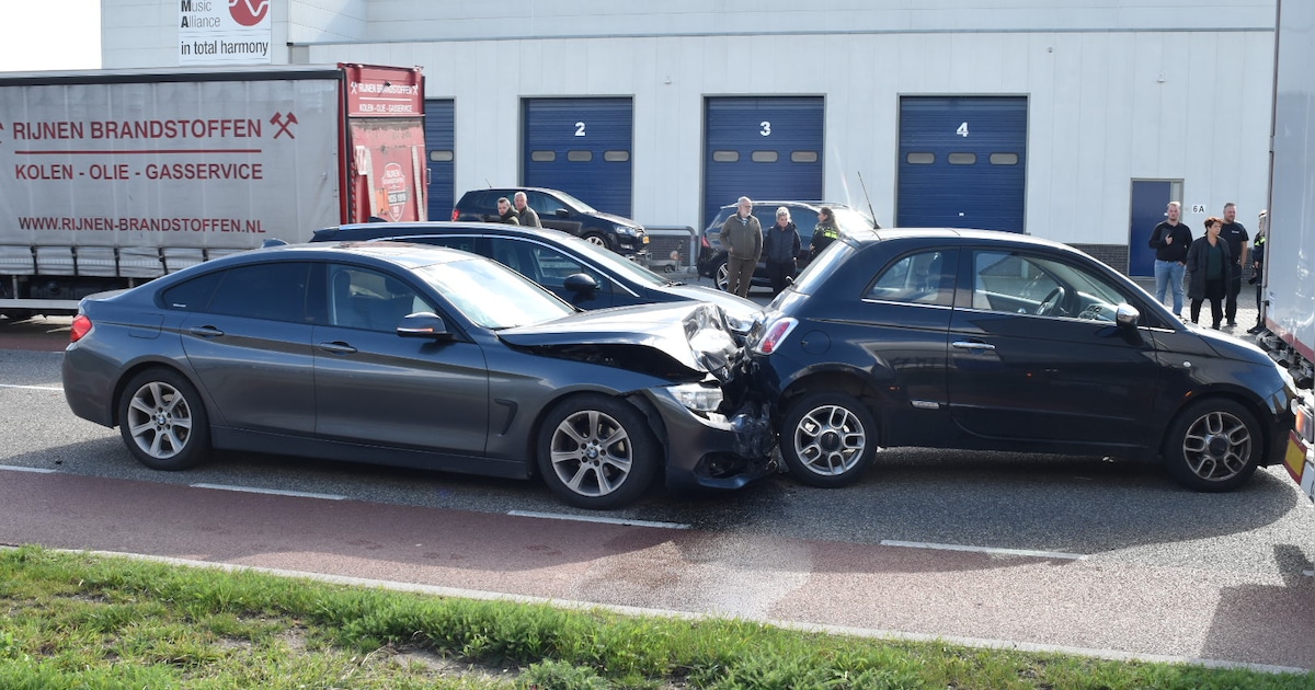 Kettingbotsing in Hedel: drie auto’s botsen op elkaar | 112 nieuws Maasdriel | BD.nl