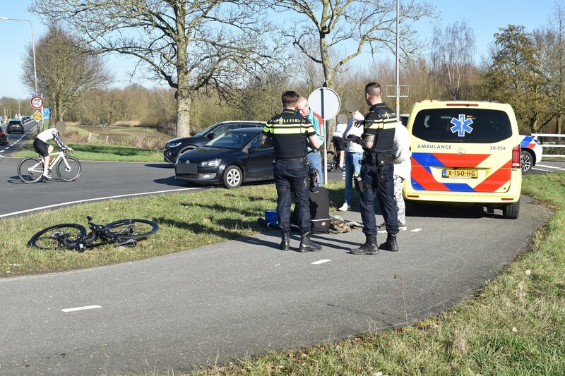 Wielrenner uit Brakel raakt gewond bij botsing met auto in Poederoijen ...