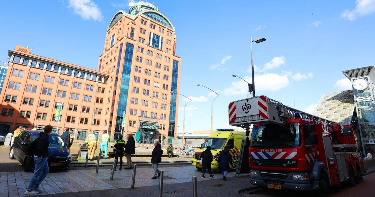 Glazenwassers op grote hoogte zitten ruim twee uur vast bij van ...