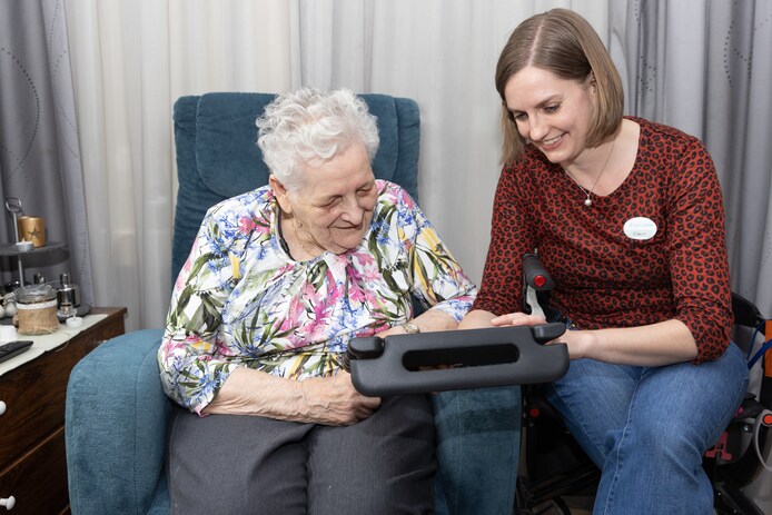 Oogcontact maken of een compliment geven: nieuwe app tegen eenzaamheid ...
