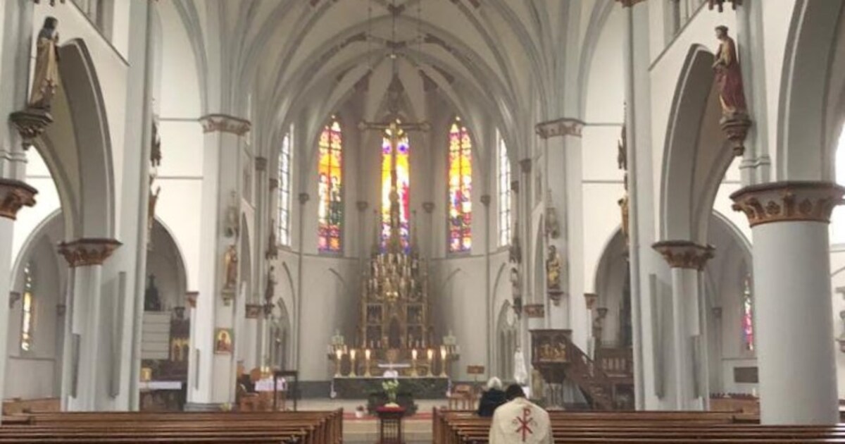 Op Aswoensdag recht uit de kroeg de kerk in voor een askruisje | Oss ...