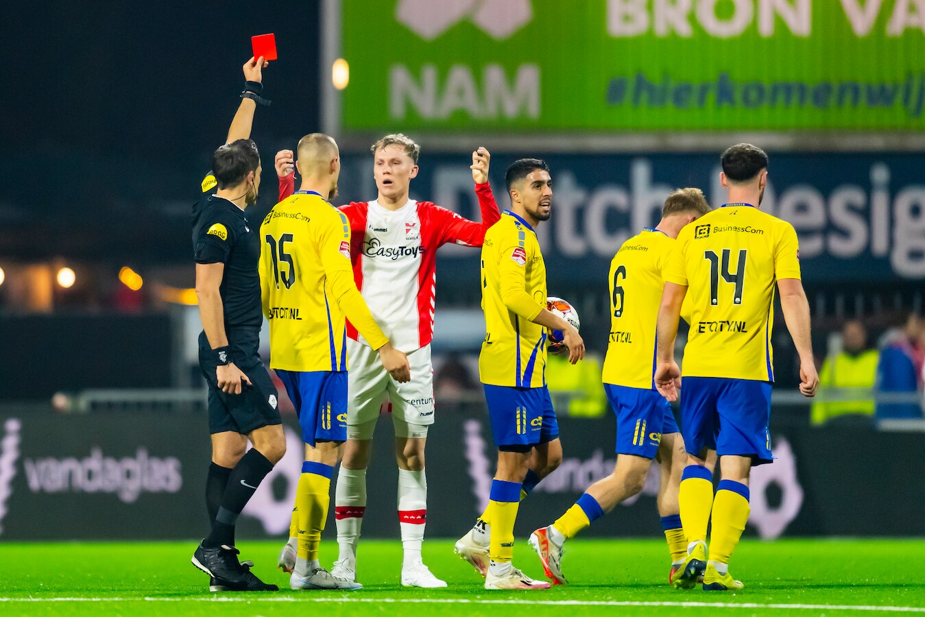 TOP Oss spoelt tegen tiental FC Emmen derbykater weg met derde uitzege ...