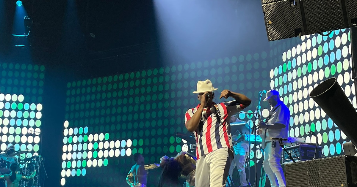Ne-Yo sluit uitverkochte show in 013 af in ‘eigen’ Willem II-shirt, mét ...