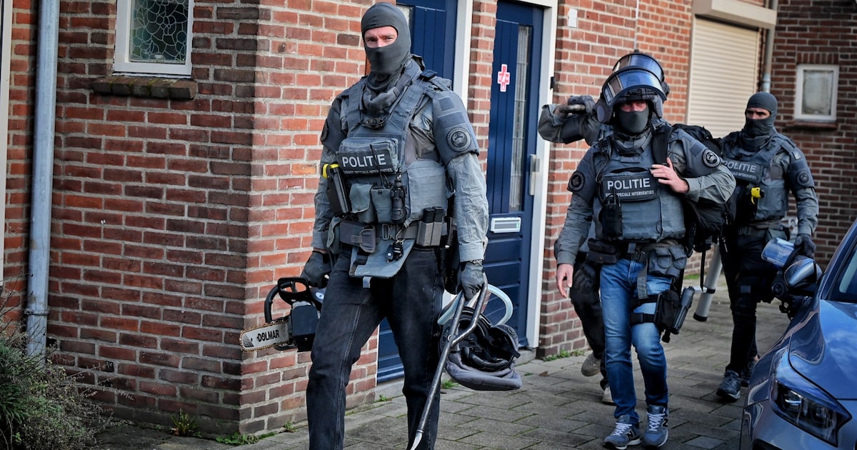 Jongeman aangehouden door arrestatieteam: politie breekt deur van ...